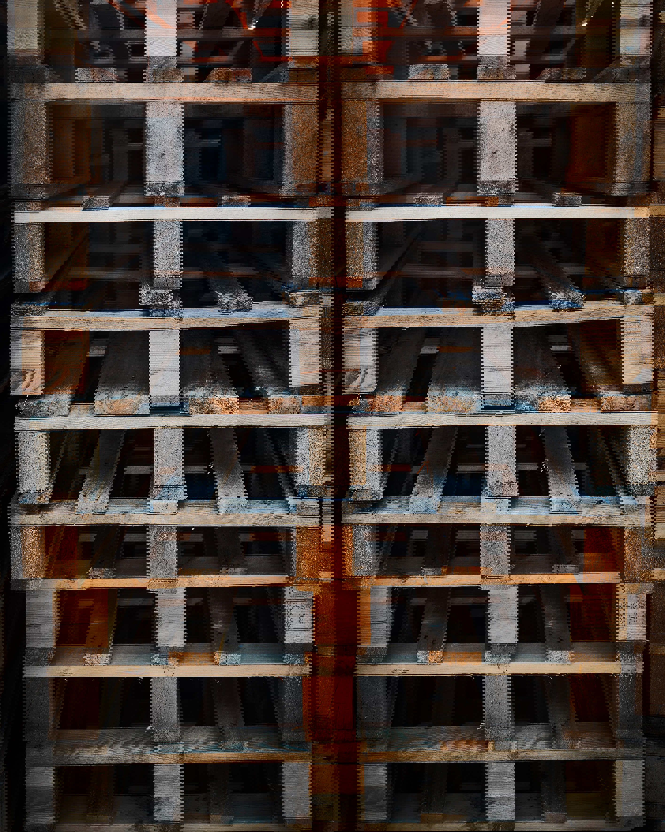 Untreated wooden pallets and barrels for recycling - SBN